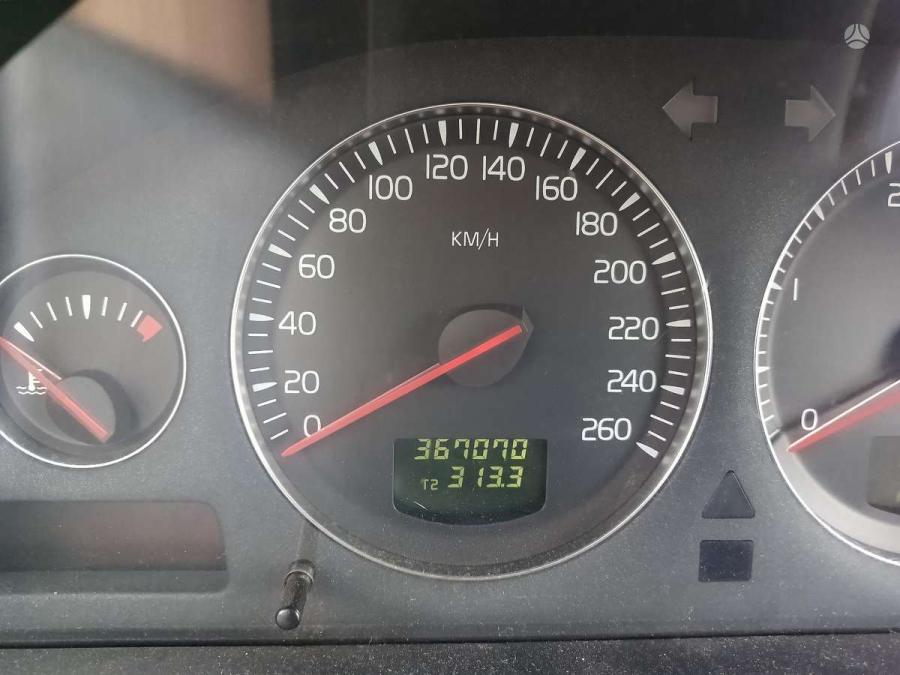Black Volvo S60 2003 in Vilnius, with an engine capacity of 2.40 L and mileage of 367 thousand km for 1150 €, photo 4 on AUTOMOTO.COM.LV