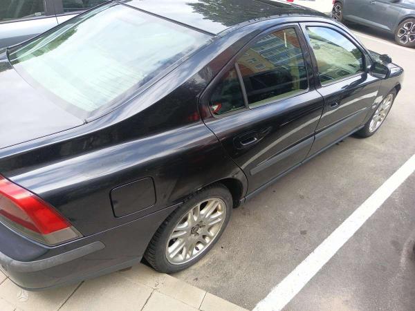 Black Volvo S60 2003 in Vilnius, with an engine capacity of 2.40 L and mileage of 367 thousand km for 1150 €, photo 4 on AUTOMOTO.COM.LV