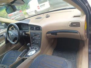 Black Volvo S60 2003 in Vilnius, with an engine capacity of 2.40 L and mileage of 367 thousand km for 1150 €, photo 9 on AUTOMOTO.COM.LV