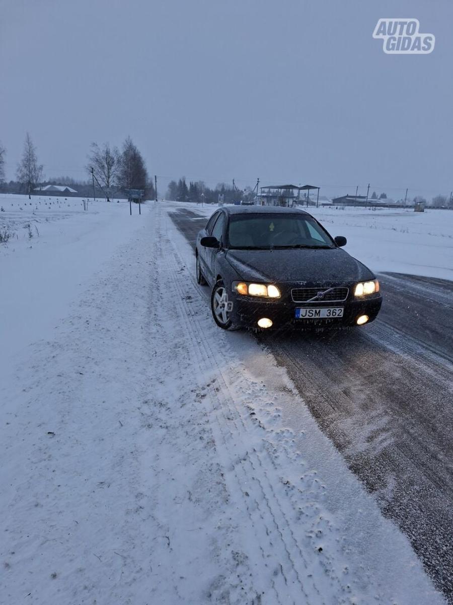Black Volvo S60 2003 in Trakai, with an engine capacity of 2.40 L and mileage of 340 thousand km for 2430 €, photo 6 on AUTOMOTO.COM.LV