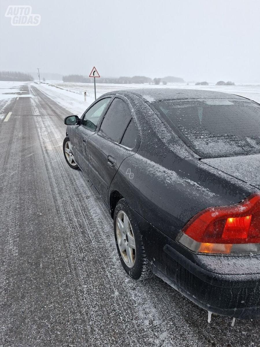 Black Volvo S60 2003 in Trakai, with an engine capacity of 2.40 L and mileage of 340 thousand km for 2430 €, photo 7 on AUTOMOTO.COM.LV