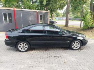 Melns Volvo S60 2003 Rīga, ar dzinēja tilpumu 2.40 L un nobraukumu 298 tūkst. km par 2000 €, foto  vietnē AUTOMOTO.COM.LV