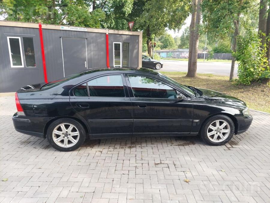 Black Volvo S60 2003 in Riga, with an engine capacity of 2.40 L and mileage of 298 thousand km for 2000 €, photo 1 on AUTOMOTO.COM.LV