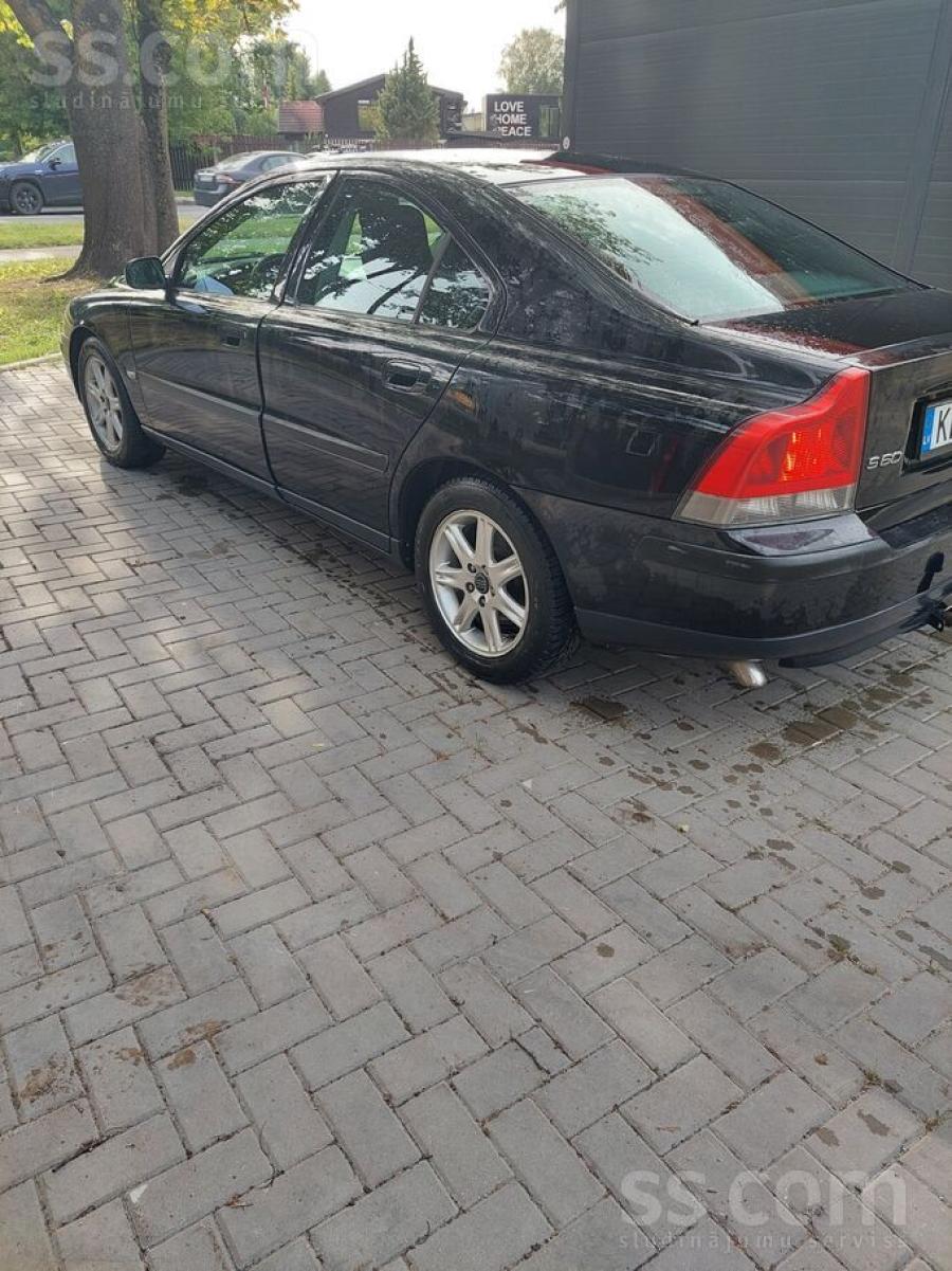 Black Volvo S60 2003 in Riga, with an engine capacity of 2.40 L and mileage of 298 thousand km for 2000 €, photo 6 on AUTOMOTO.COM.LV