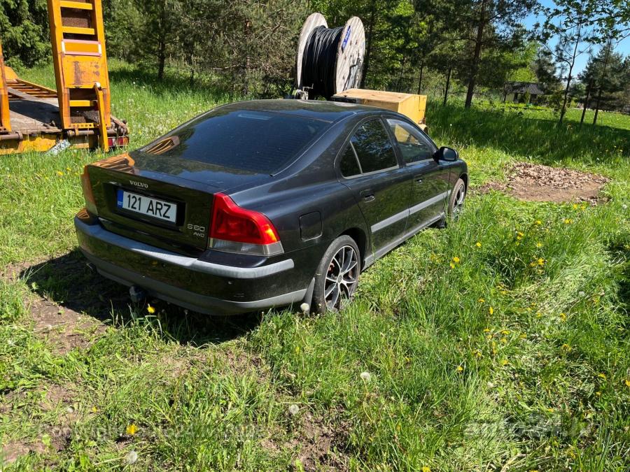 Черный Вольво С60 2003 в Таллин, объемом двигателя 2.52 л и пробегом 0 тыс. км за 450 €, фото 1 на AUTOMOTO.COM.LV