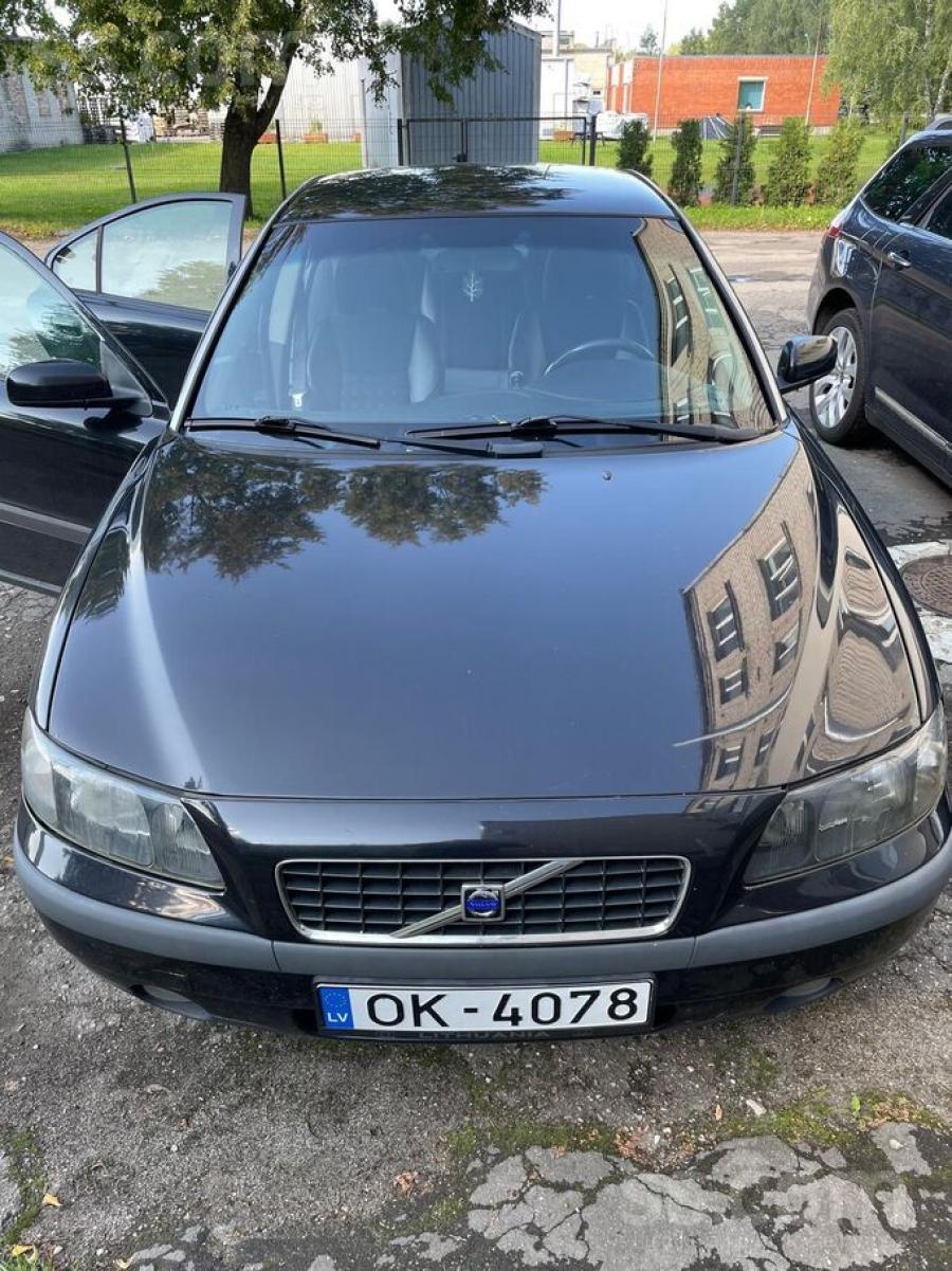 Black Volvo S60 2003 in Jelgava, with an engine capacity of 2.40 L and mileage of 229 thousand km for 1300 €, photo 1 on AUTOMOTO.COM.LV