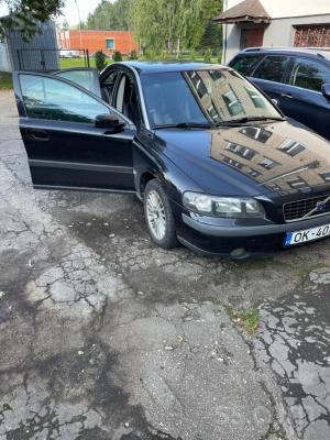 Black Volvo S60 2003 in Jelgava, with an engine capacity of 2.40 L and mileage of 229 thousand km for 1300 €, photo 3 on AUTOMOTO.COM.LV