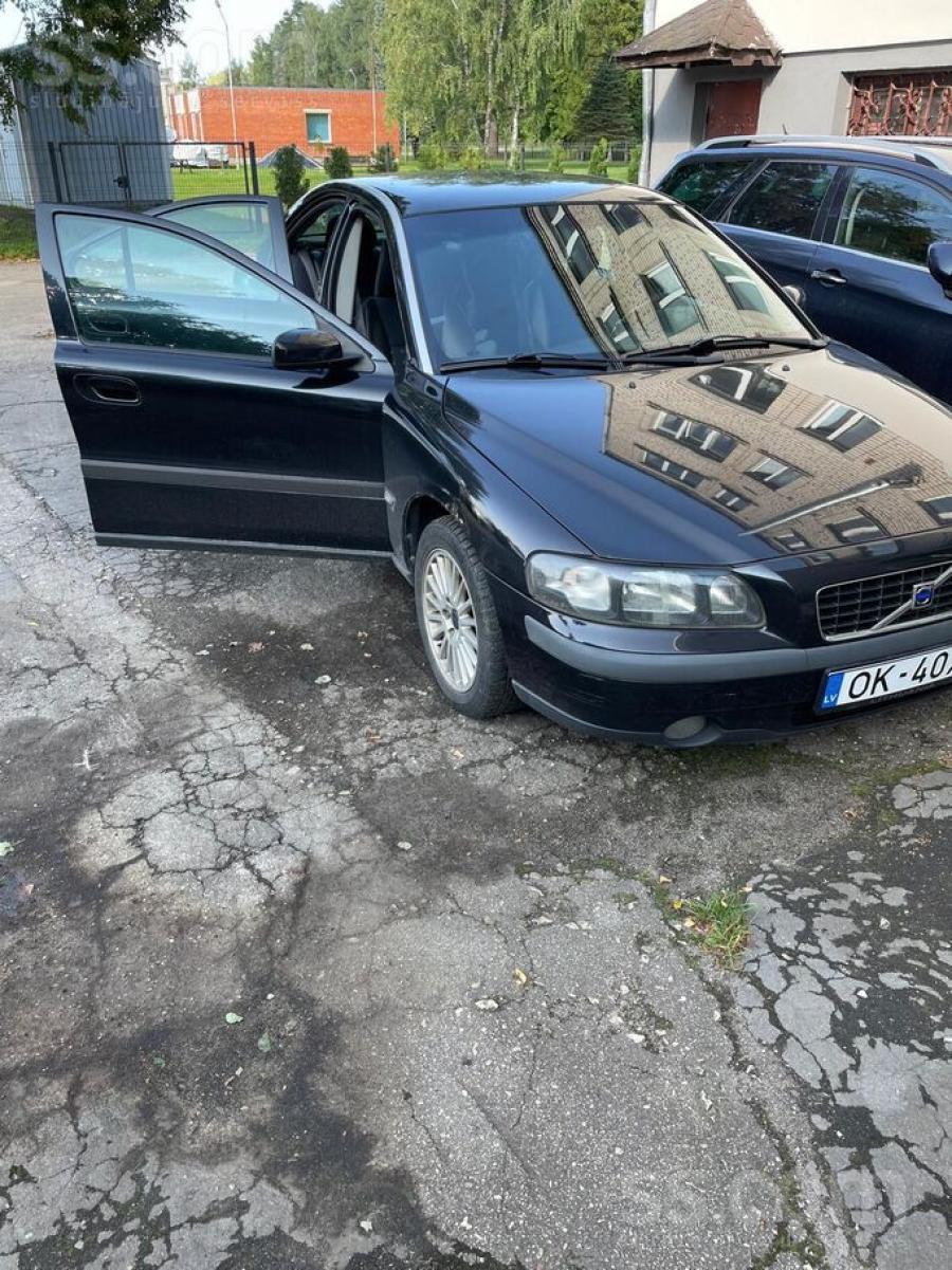 Black Volvo S60 2003 in Jelgava, with an engine capacity of 2.40 L and mileage of 229 thousand km for 1300 €, photo 3 on AUTOMOTO.COM.LV
