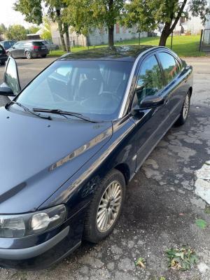 Black Volvo S60 2003 in Jelgava, with an engine capacity of 2.40 L and mileage of 229 thousand km for 1300 €, photo 4 on AUTOMOTO.COM.LV