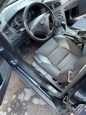 Black Volvo S60 2003 in Jelgava, with an engine capacity of 2.40 L and mileage of 229 thousand km for 1300 €, photo 5 on AUTOMOTO.COM.LV