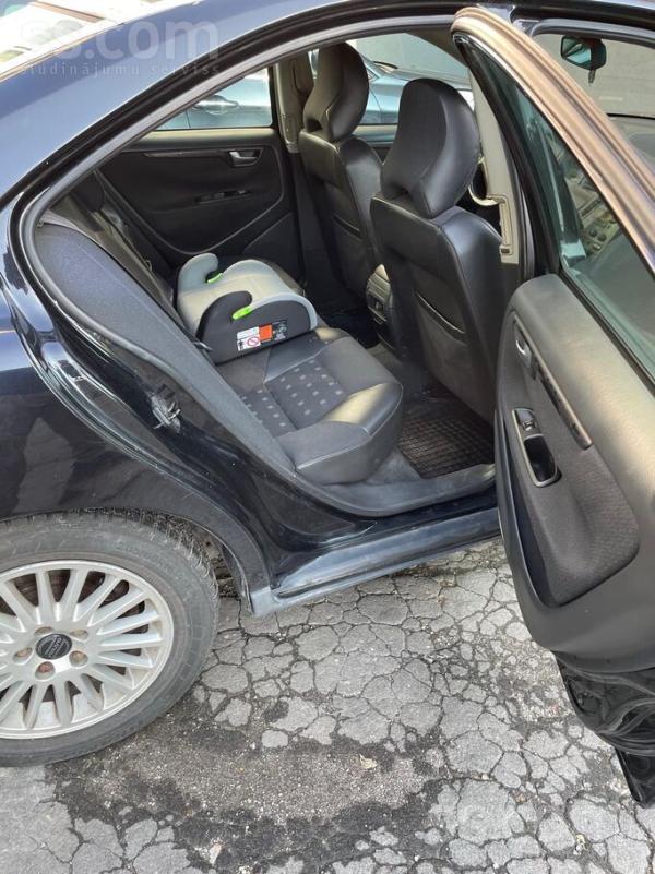 Black Volvo S60 2003 in Jelgava, with an engine capacity of 2.40 L and mileage of 229 thousand km for 1300 €, photo 8 on AUTOMOTO.COM.LV