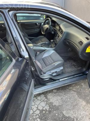 Black Volvo S60 2003 in Jelgava, with an engine capacity of 2.40 L and mileage of 229 thousand km for 1300 €, photo 9 on AUTOMOTO.COM.LV