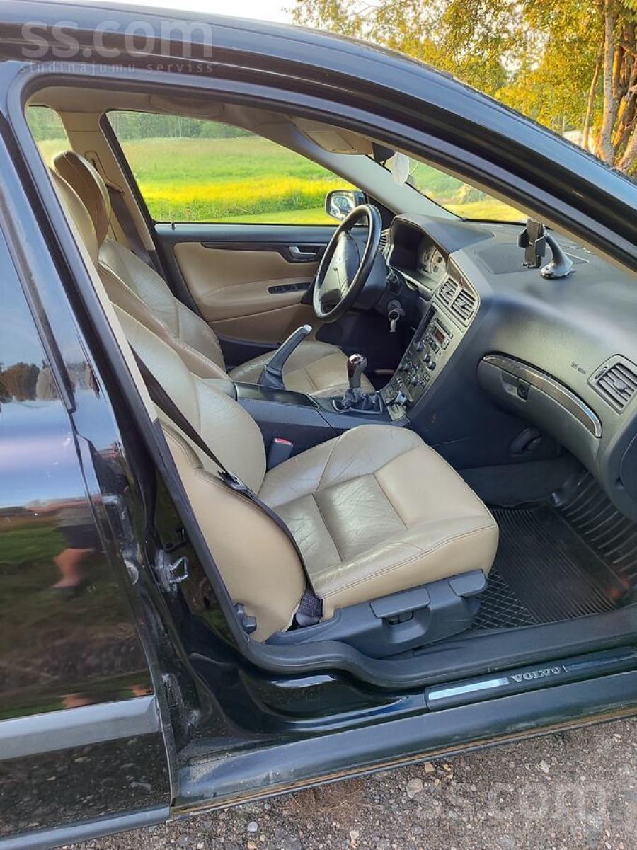 Melns Volvo S60 2004 Ludza, ar dzinēja tilpumu 2.40 L un nobraukumu 270 tūkst. km par 1300 €, foto 1 vietnē AUTOMOTO.COM.LV