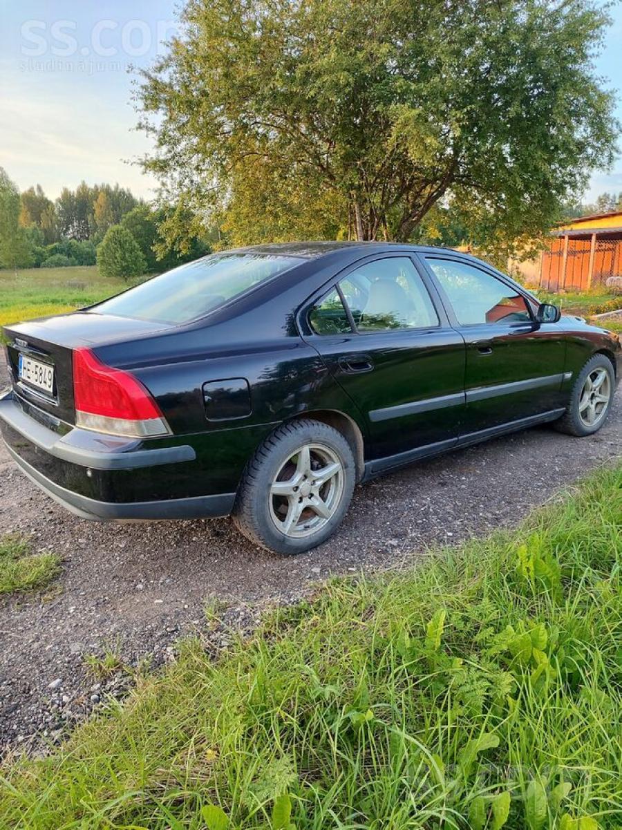 Melns Volvo S60 2004 Ludza, ar dzinēja tilpumu 2.40 L un nobraukumu 270 tūkst. km par 1300 €, foto 3 vietnē AUTOMOTO.COM.LV