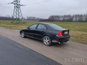 Black Volvo S60 2004 in Aizkraukle, with an engine capacity of 2.40 L and mileage of 459 thousand km for 2750 €, photo 2 on AUTOMOTO.COM.LV