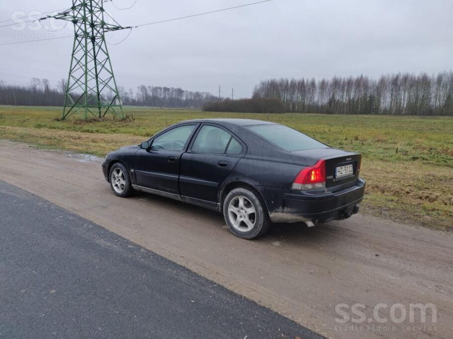 Black Volvo S60 2004 in Aizkraukle, with an engine capacity of 2.40 L and mileage of 459 thousand km for 2750 €, photo 2 on AUTOMOTO.COM.LV