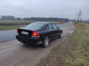 Black Volvo S60 2004 in Aizkraukle, with an engine capacity of 2.40 L and mileage of 459 thousand km for 2750 €, photo 3 on AUTOMOTO.COM.LV