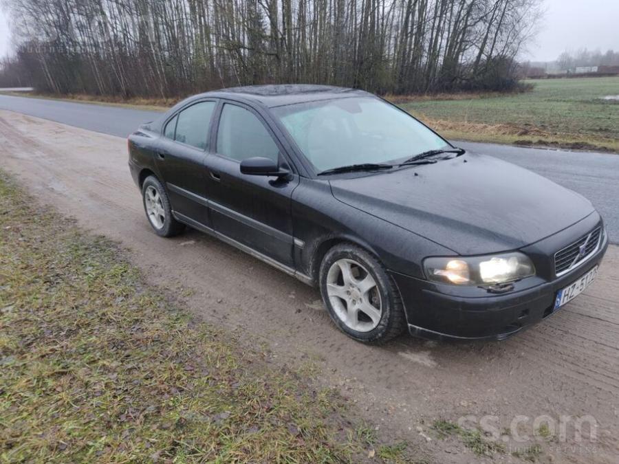 Black Volvo S60 2004 in Aizkraukle, with an engine capacity of 2.40 L and mileage of 459 thousand km for 2750 €, photo 4 on AUTOMOTO.COM.LV