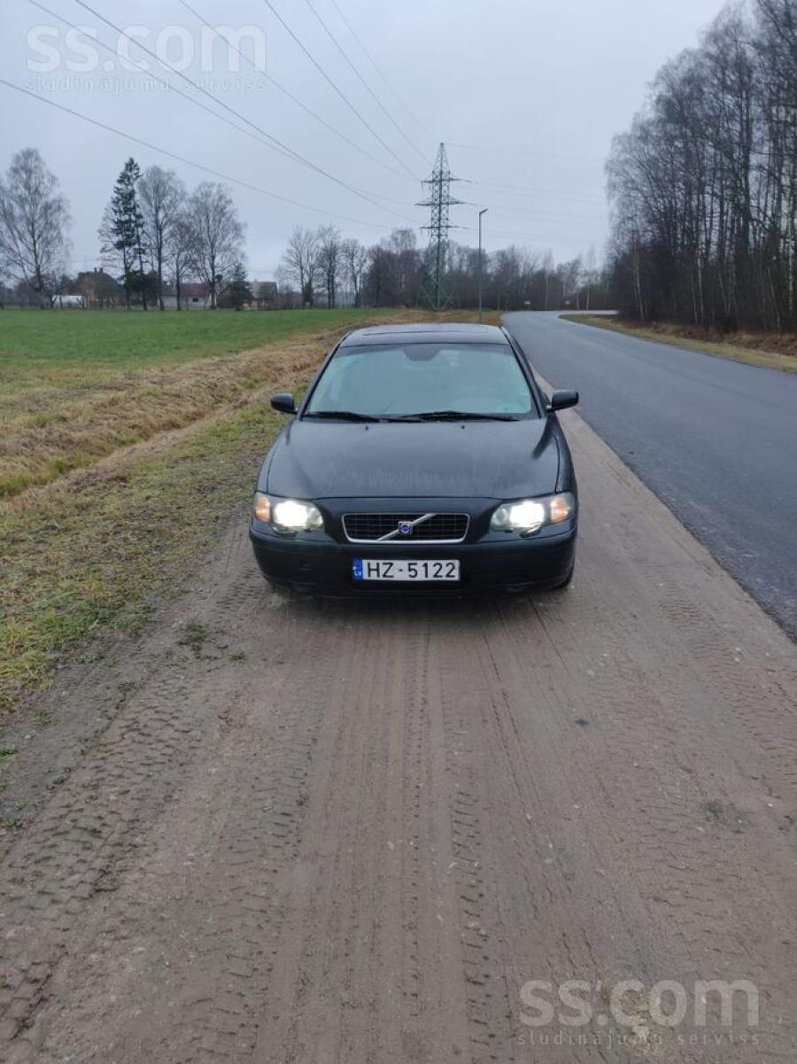 Black Volvo S60 2004 in Aizkraukle, with an engine capacity of 2.40 L and mileage of 459 thousand km for 2750 €, photo 5 on AUTOMOTO.COM.LV