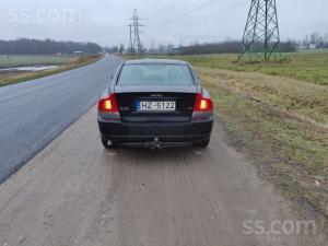 Black Volvo S60 2004 in Aizkraukle, with an engine capacity of 2.40 L and mileage of 459 thousand km for 2750 €, photo 6 on AUTOMOTO.COM.LV