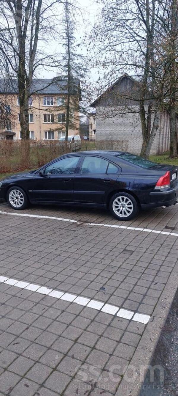 Black Volvo S60 2004 in Kuldiga, with an engine capacity of 2.40 L and mileage of 412 thousand km for 1250 €, photo 1 on AUTOMOTO.COM.LV