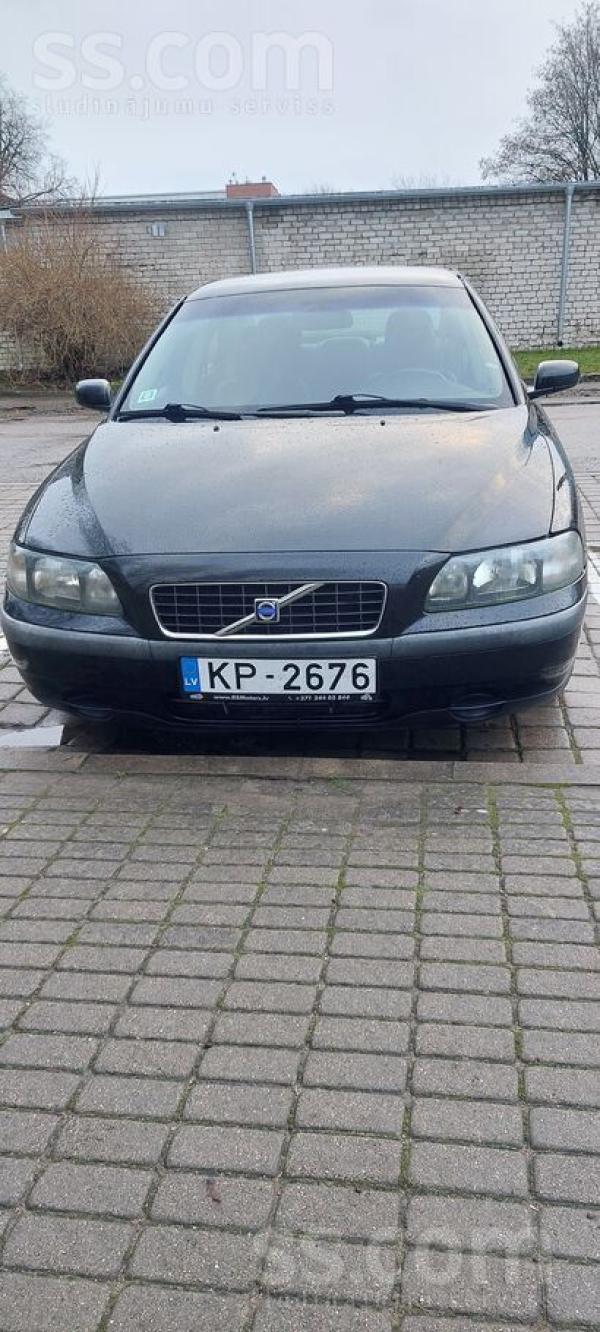 Black Volvo S60 2004 in Kuldiga, with an engine capacity of 2.40 L and mileage of 412 thousand km for 1250 €, photo 2 on AUTOMOTO.COM.LV
