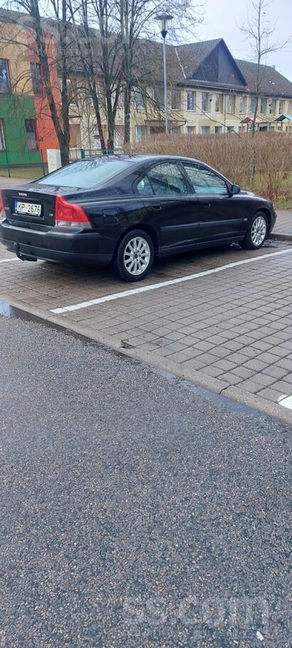 Black Volvo S60 2004 in Kuldiga, with an engine capacity of 2.40 L and mileage of 412 thousand km for 1250 €, photo 3 on AUTOMOTO.COM.LV
