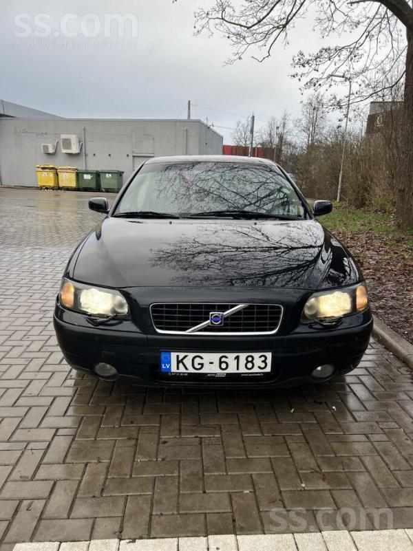 Black Volvo S60 2004 in Riga, with an engine capacity of 2.40 L and mileage of 305 thousand km for 3000 €, photo 1 on AUTOMOTO.COM.LV
