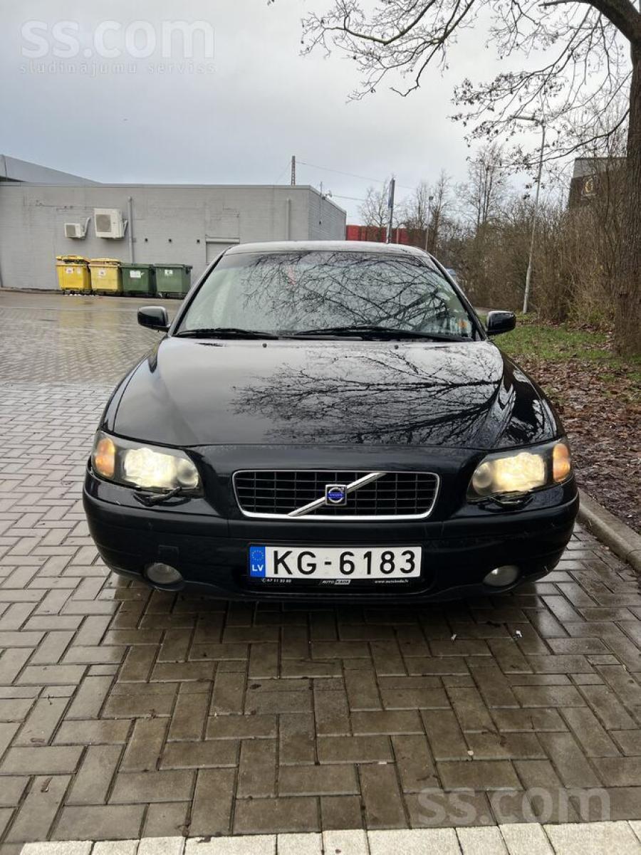 Black Volvo S60 2004 in Riga, with an engine capacity of 2.40 L and mileage of 305 thousand km for 3000 €, photo 1 on AUTOMOTO.COM.LV
