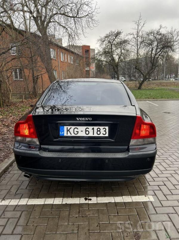 Black Volvo S60 2004 in Riga, with an engine capacity of 2.40 L and mileage of 305 thousand km for 3000 €, photo 2 on AUTOMOTO.COM.LV