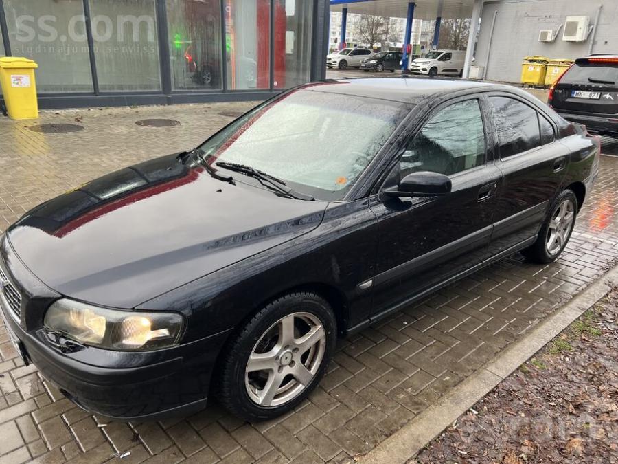 Black Volvo S60 2004 in Riga, with an engine capacity of 2.40 L and mileage of 305 thousand km for 3000 €, photo 3 on AUTOMOTO.COM.LV