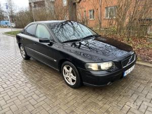 Black Volvo S60 2004 in Riga, with an engine capacity of 2.40 L and mileage of 305 thousand km for 3000 €, photo 4 on AUTOMOTO.COM.LV