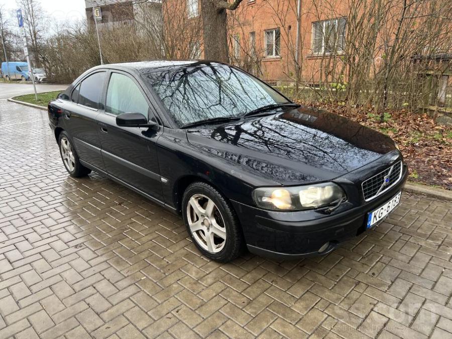 Black Volvo S60 2004 in Riga, with an engine capacity of 2.40 L and mileage of 305 thousand km for 3000 €, photo 4 on AUTOMOTO.COM.LV