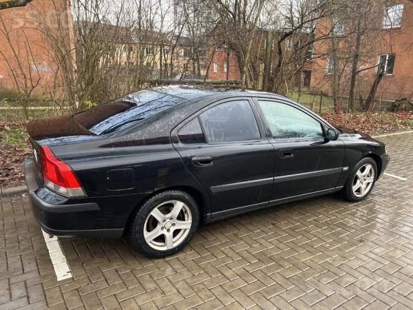 Black Volvo S60 2004 in Riga, with an engine capacity of 2.40 L and mileage of 305 thousand km for 3000 €, photo 5 on AUTOMOTO.COM.LV