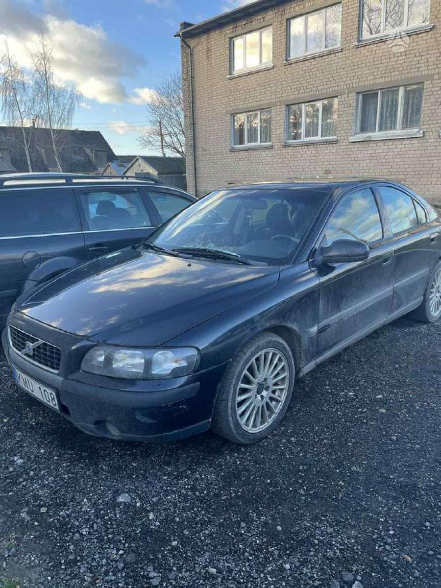 Black Volvo S60 2004 in Marijampole, with an engine capacity of 2.40 L and mileage of 369 thousand km for 1450 €, photo 1 on AUTOMOTO.COM.LV
