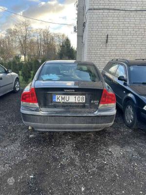 Black Volvo S60 2004 in Marijampole, with an engine capacity of 2.40 L and mileage of 369 thousand km for 1450 €, photo 2 on AUTOMOTO.COM.LV