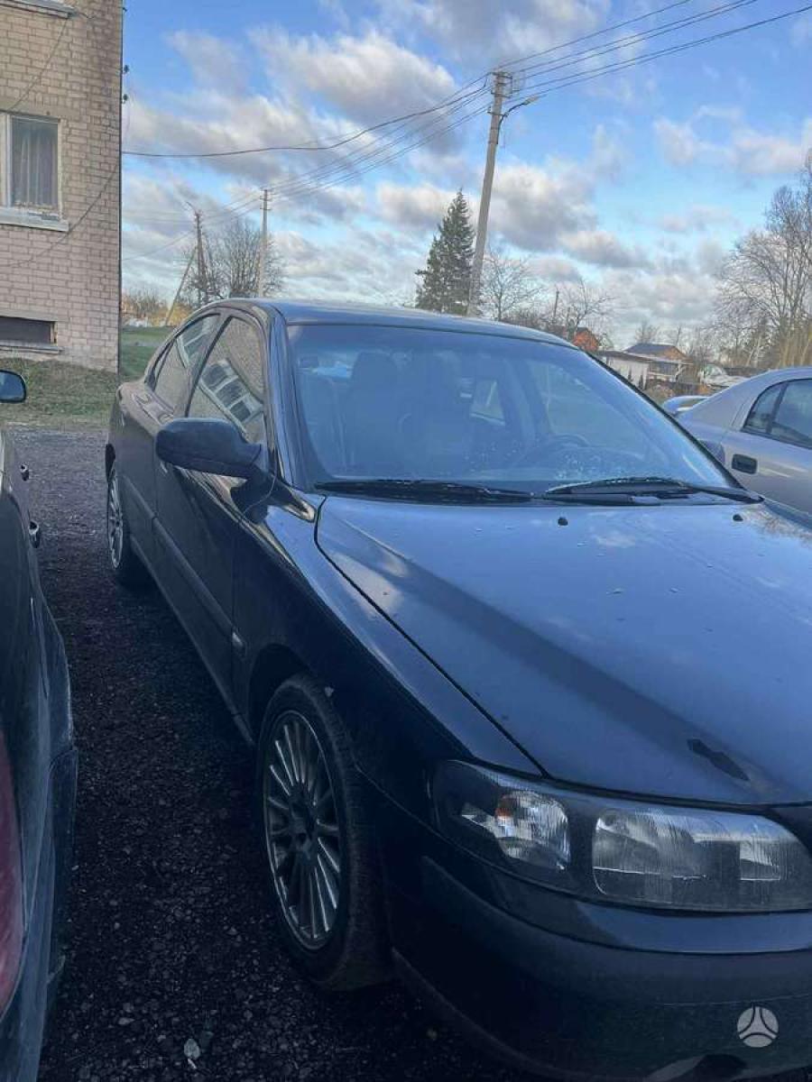 Black Volvo S60 2004 in Marijampole, with an engine capacity of 2.40 L and mileage of 369 thousand km for 1450 €, photo 3 on AUTOMOTO.COM.LV