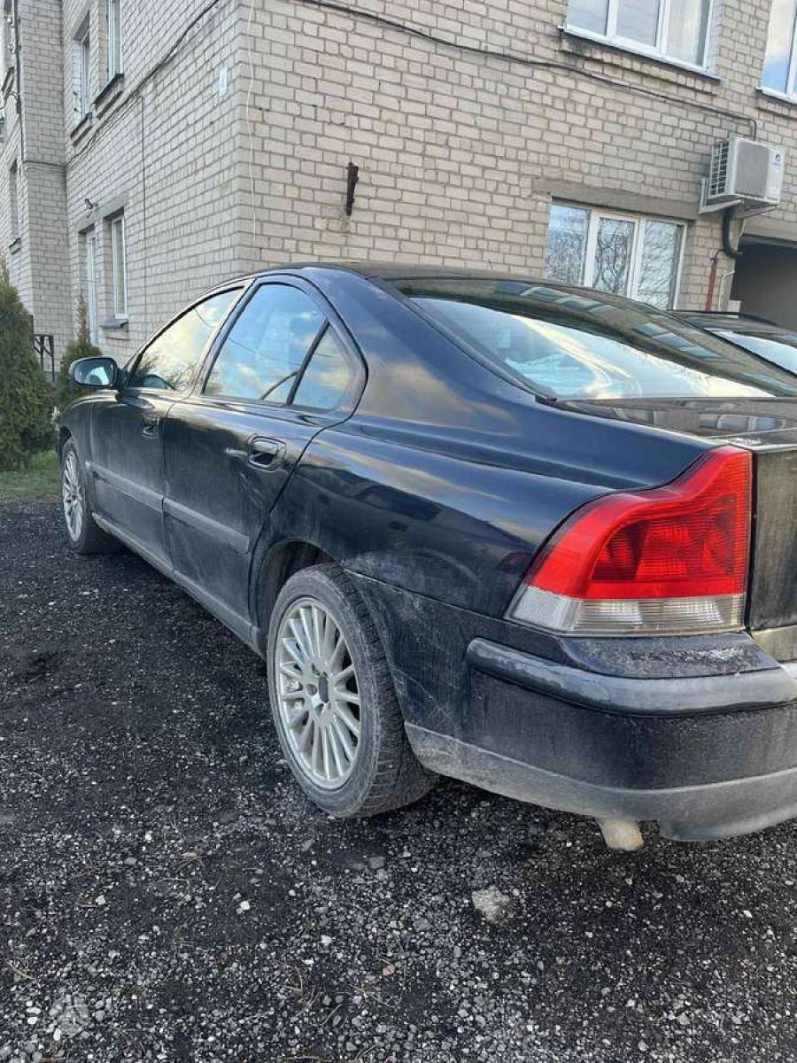 Black Volvo S60 2004 in Marijampole, with an engine capacity of 2.40 L and mileage of 369 thousand km for 1450 €, photo 4 on AUTOMOTO.COM.LV