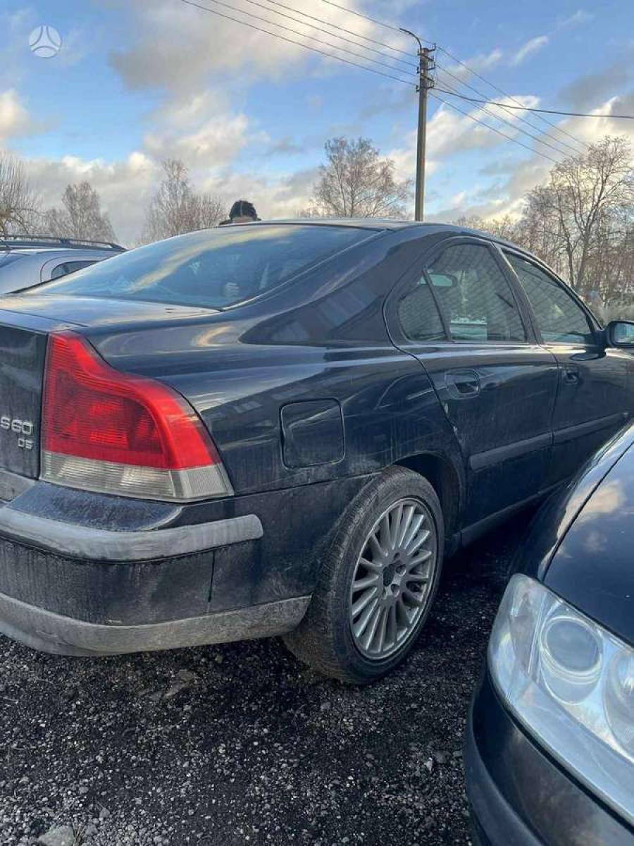 Black Volvo S60 2004 in Marijampole, with an engine capacity of 2.40 L and mileage of 369 thousand km for 1450 €, photo 5 on AUTOMOTO.COM.LV