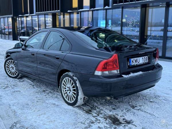 Melns Volvo S60 2004 Viļņa, ar dzinēja tilpumu 2.40 L un nobraukumu 359 tūkst. km par 1600 €, foto 3 vietnē AUTOMOTO.COM.LV