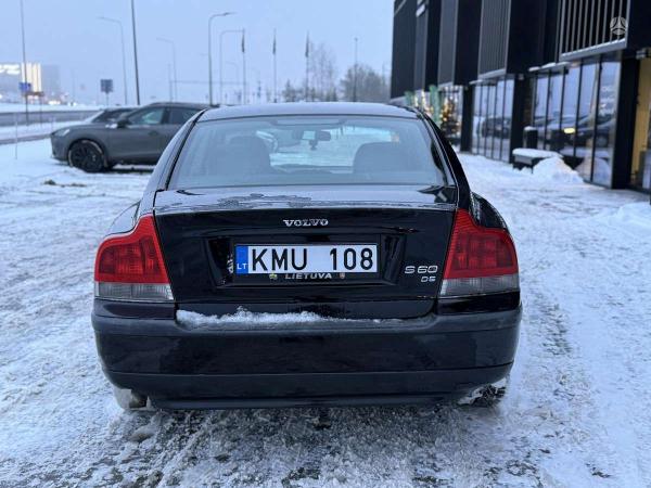 Melns Volvo S60 2004 Viļņa, ar dzinēja tilpumu 2.40 L un nobraukumu 359 tūkst. km par 1600 €, foto 4 vietnē AUTOMOTO.COM.LV