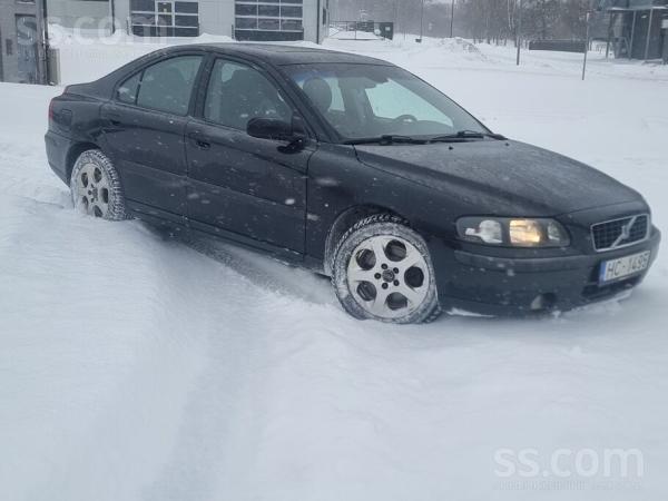 Black Volvo S60 2004 in Dobele, with an engine capacity of 2.40 L and mileage of 433 thousand km for 1900 €, photo 1 on AUTOMOTO.COM.LV