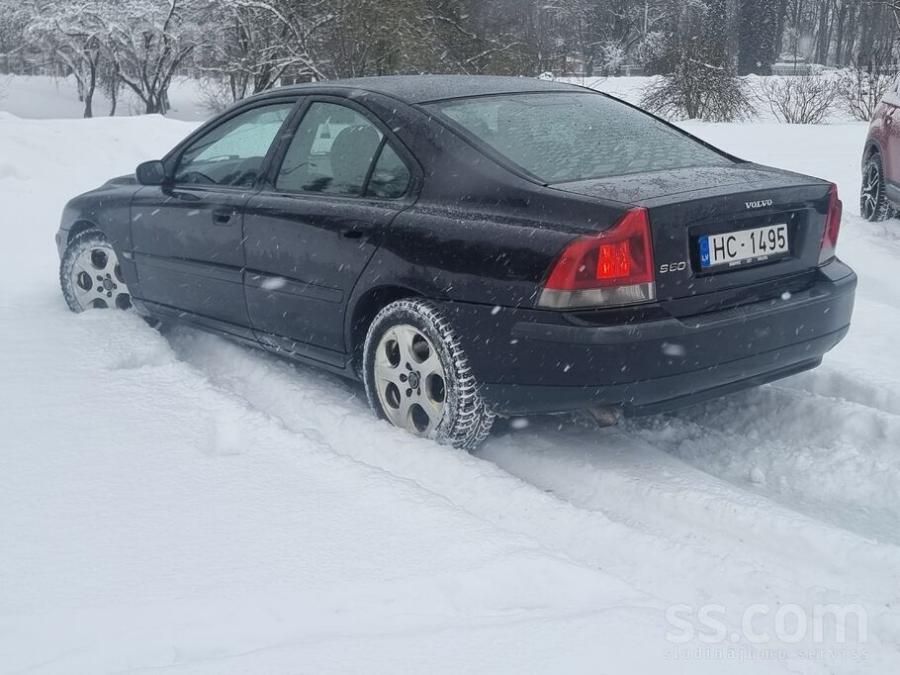 Черный Вольво С60 2004 в Добеле, объемом двигателя 2.40 л и пробегом 433 тыс. км за 1900 €, фото 3 на AUTOMOTO.COM.LV