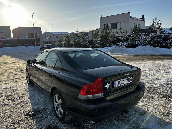 Black Volvo S60 2004 in Vilnius, with an engine capacity of 2.52 L and mileage of 340 thousand km for 1350 €, photo 4 on AUTOMOTO.COM.LV