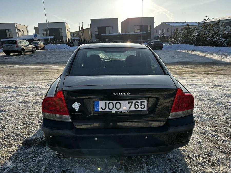 Melns Volvo S60 2004 Viļņa, ar dzinēja tilpumu 2.52 L un nobraukumu 340 tūkst. km par 1350 €, foto 5 vietnē AUTOMOTO.COM.LV