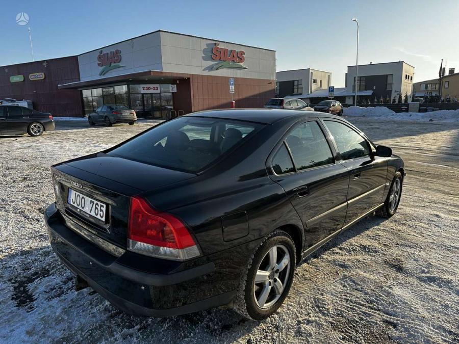 Melns Volvo S60 2004 Viļņa, ar dzinēja tilpumu 2.52 L un nobraukumu 340 tūkst. km par 1350 €, foto 6 vietnē AUTOMOTO.COM.LV