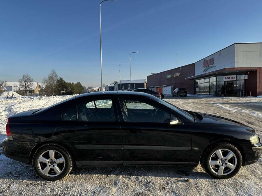 Melns Volvo S60 2004 Viļņa, ar dzinēja tilpumu 2.52 L un nobraukumu 340 tūkst. km par 1350 €, foto 7 vietnē AUTOMOTO.COM.LV