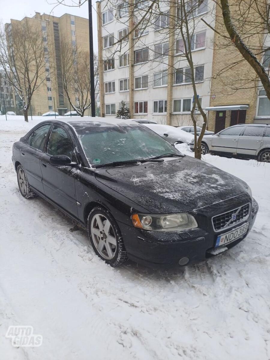 Black Volvo S60 2004 in Vilnius, with an engine capacity of 2.50 L and mileage of 240 thousand km for 2800 €, photo 1 on AUTOMOTO.COM.LV