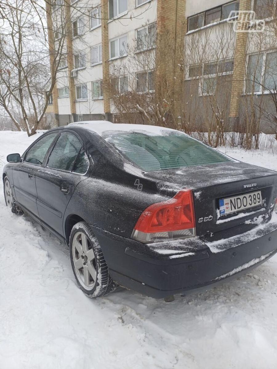 Black Volvo S60 2004 in Vilnius, with an engine capacity of 2.50 L and mileage of 240 thousand km for 2800 €, photo 3 on AUTOMOTO.COM.LV