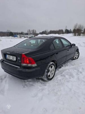 Melns Volvo S60 2004 Viļņa, ar dzinēja tilpumu 2.40 L un nobraukumu 280 tūkst. km par 1250 €, foto  vietnē AUTOMOTO.COM.LV